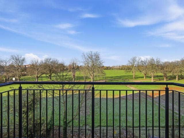 2 bedroom flat for sale in Cobham Close, Enfield, EN1