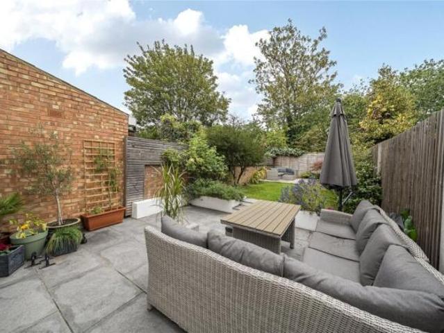 2 bedroom flat for sale in Cobham Road, Wood Green, London, N22