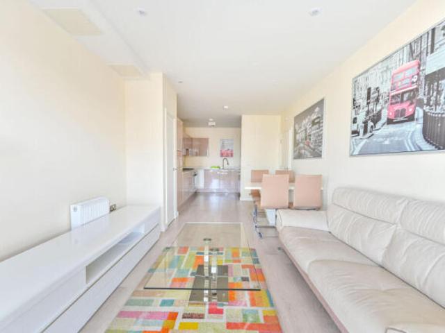 2 bedroom flat for sale in Coles Green Road, Gladstone Park, London, NW2