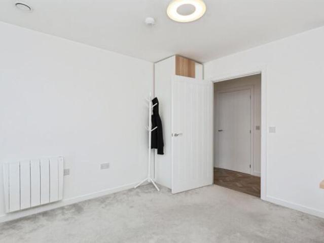 2 bedroom flat for sale in Colnebank Drive, Watford, WD18