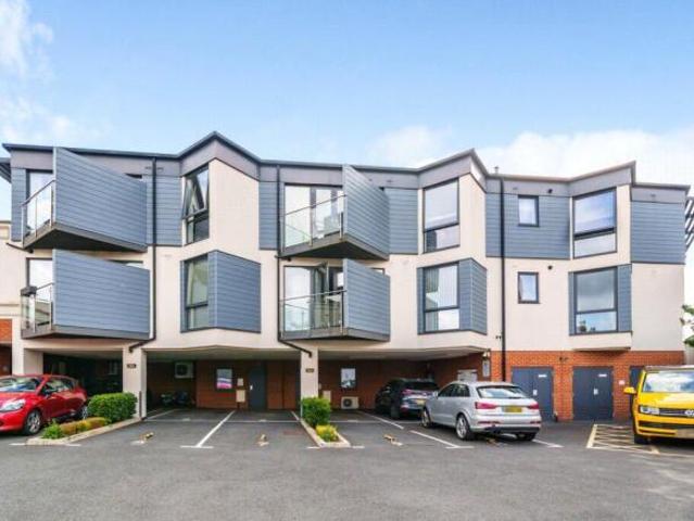 2 bedroom flat for sale in Copsewood Road, Watford, Hertfordshire, WD24