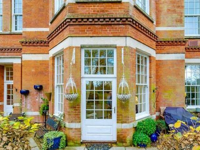 2 Bedroom Flat For Sale In Coulsdon, Surrey