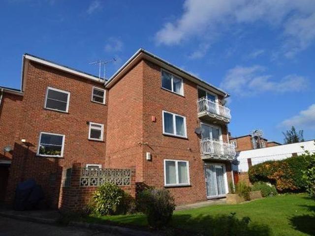 2 bedroom flat for sale in Court Yard London SE9