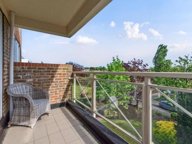 2 bedroom flat for sale in Court Downs Road, Beckenham, BR3