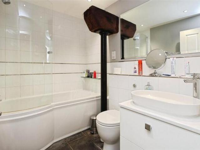 2 bedroom flat for sale in Court Lane, Hadlow, Tonbridge, Kent, TN11