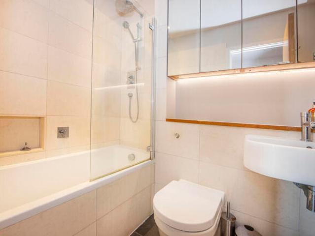 2 bedroom flat for sale in Cowleaze Road, Kingston Upon Thames, KT2