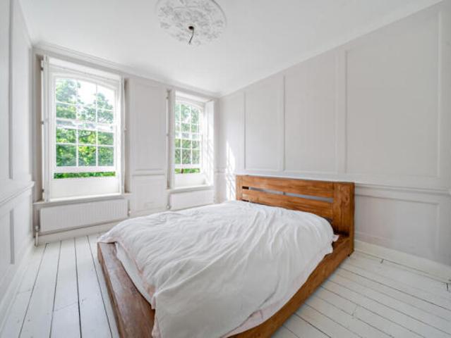 2 bedroom flat for sale in Clapham Common North Side, Clapham, London, SW4