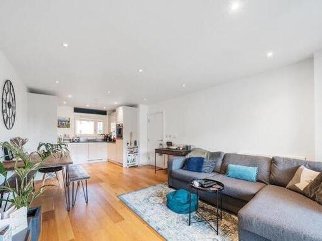 2 Bedroom Flat For Sale In Clapham, London