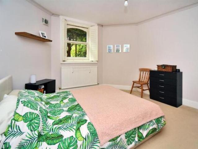 2 bedroom flat for sale in Claremont Gardens, KT6