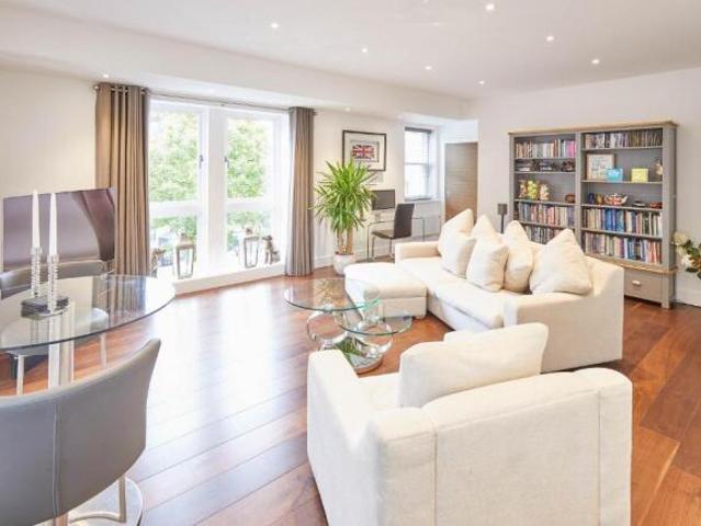 2 bedroom flat for sale in Clarence Drive, Harrogate, HG1