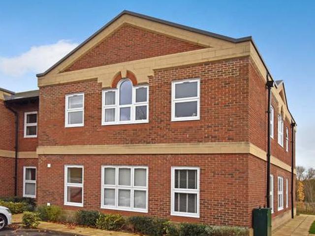 2 bedroom flat for sale in Clerewater Place Lower Way RG19