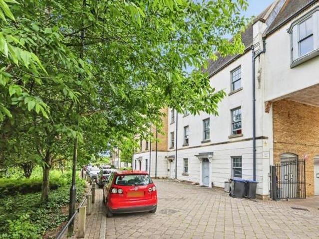 2 bedroom flat for sale in Clickers Drive, Northampton, NN5