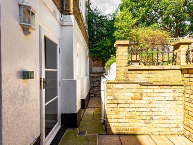 2 bedroom flat for sale in Clifftown Parade, Southend on sea, SS1
