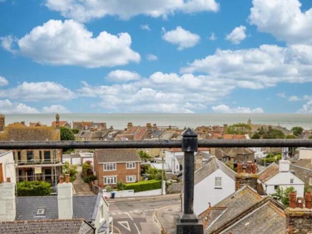 2 bedroom flat for sale in Crow Hill, Broadstairs, Kent, CT10