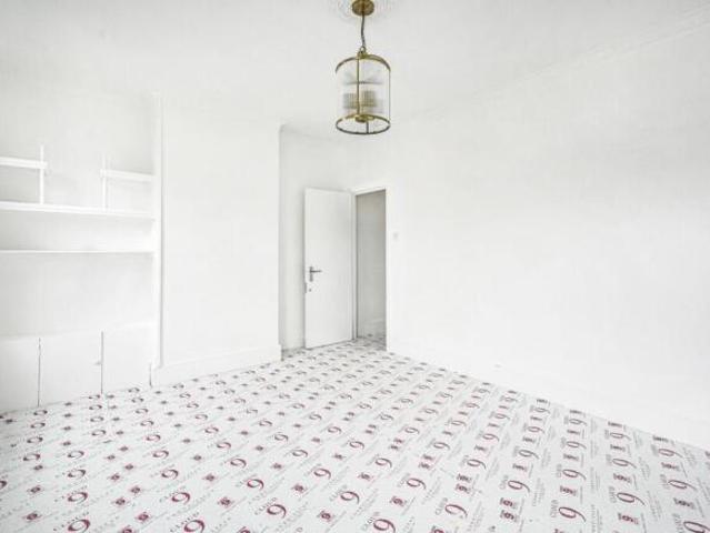 2 bedroom flat for sale in Croyland Road, London, N9