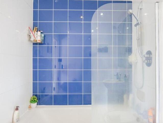 2 bedroom flat for sale in Cross Green Lane, Leeds, LS9