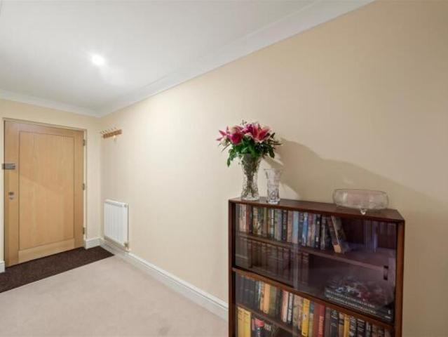 2 bedroom flat for sale in Cross Lanes, Guildford, GU1
