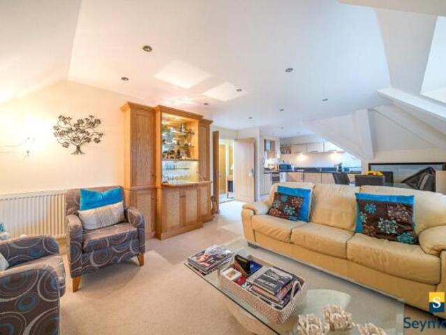 2 bedroom flat for sale in Cross Lanes, Guildford, Surrey, GU1