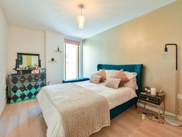 2 bedroom flat for sale in Crampton Street, Elephant and Castle, London, SE17
