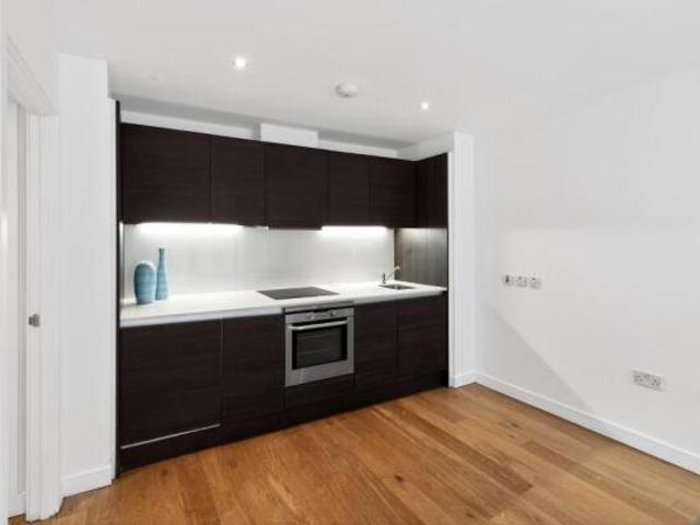 2 bedroom flat for sale in Crampton Street, London, SE17