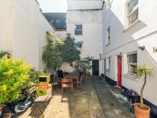 2 bedroom flat for sale in Davey Close, London, N7