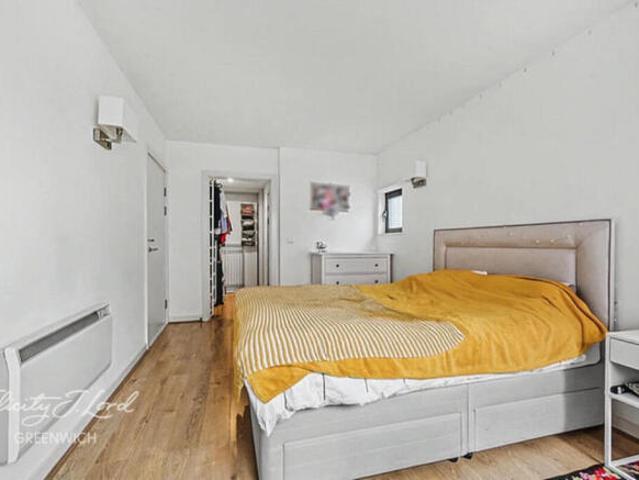 2 bedroom flat for sale in Deals Gateway, London SE13