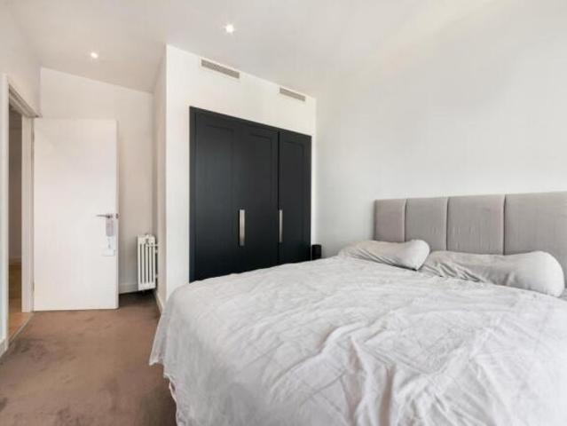 2 bedroom flat for sale in Defoe House, 123 City Island Way, London, E14