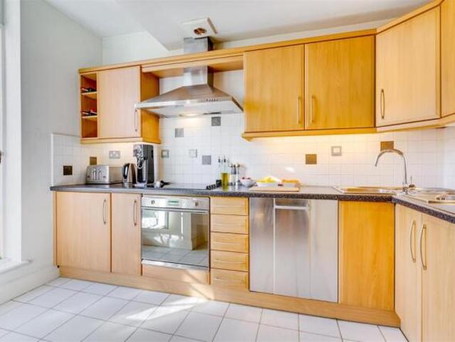2 bedroom flat for sale in Devonhurst Place, London, W4
