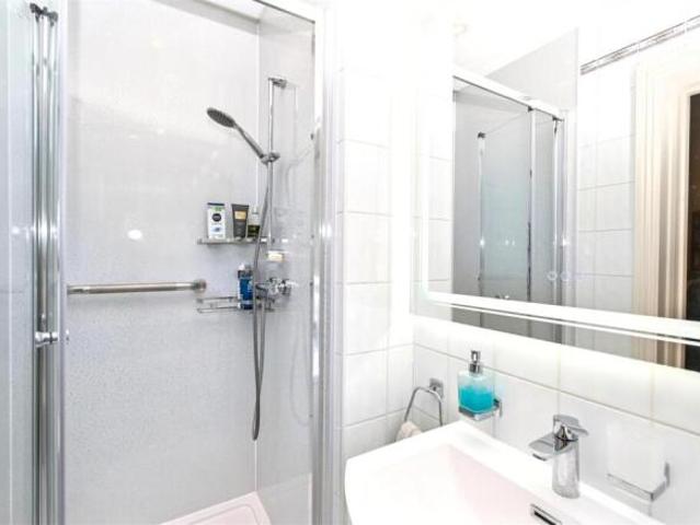 2 bedroom flat for sale in Devonshire Place, Eastbourne, BN21