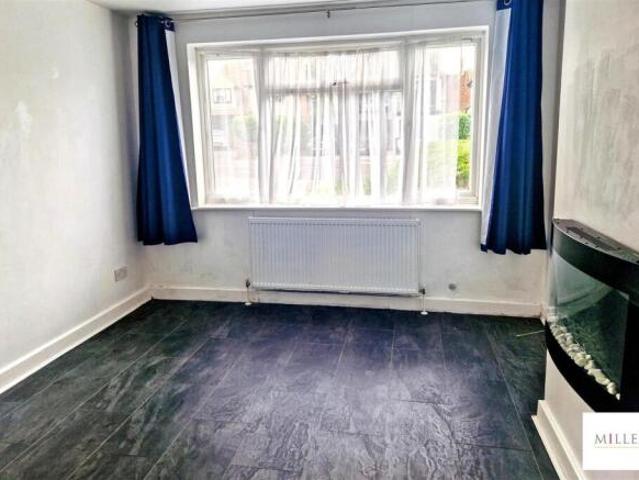 2 bedroom flat for sale in Doddinghurst Road, Brentwood, CM15