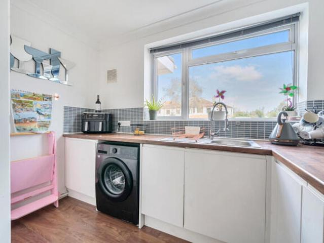 2 bedroom flat for sale in Downview Road, Worthing, West Sussex, BN11