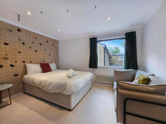 2 bedroom flat for sale in Dundee Close, Cambridge, CB4