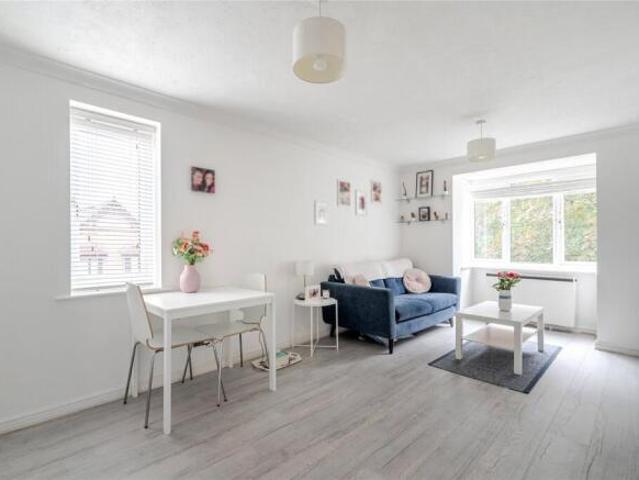 2 bedroom flat for sale in Durham Avenue, Bromley, BR2