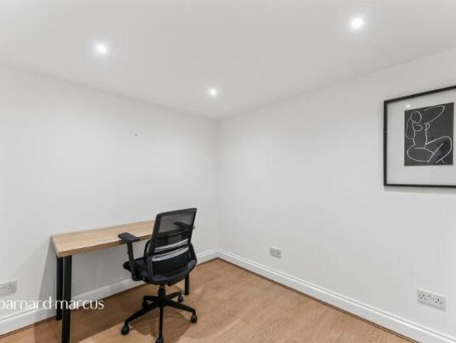 2 bedroom flat for sale in Eardley Road, London, SW16
