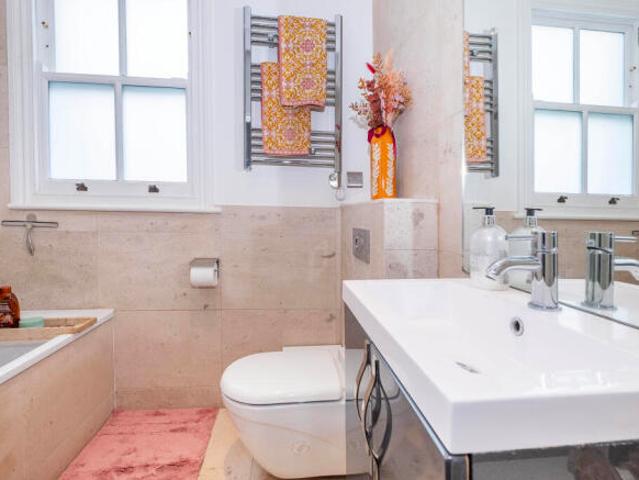 2 bedroom flat for sale in Earlsfield Road, London, SW18