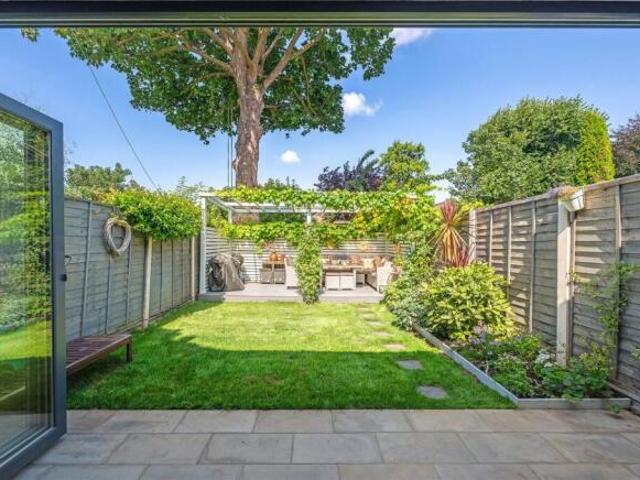 2 bedroom flat for sale in Earlsfield Road, Wandsworth, London, SW18