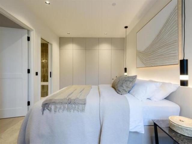 2 bedroom flat for sale in East Acton Lane, London, W3