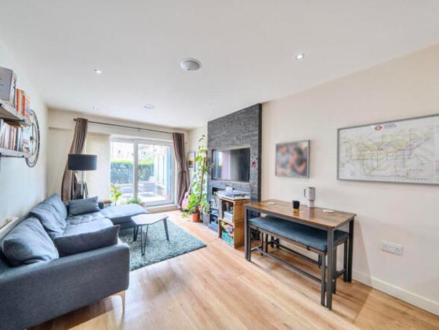 2 bedroom flat for sale in East Drive, Colindale, London, NW9