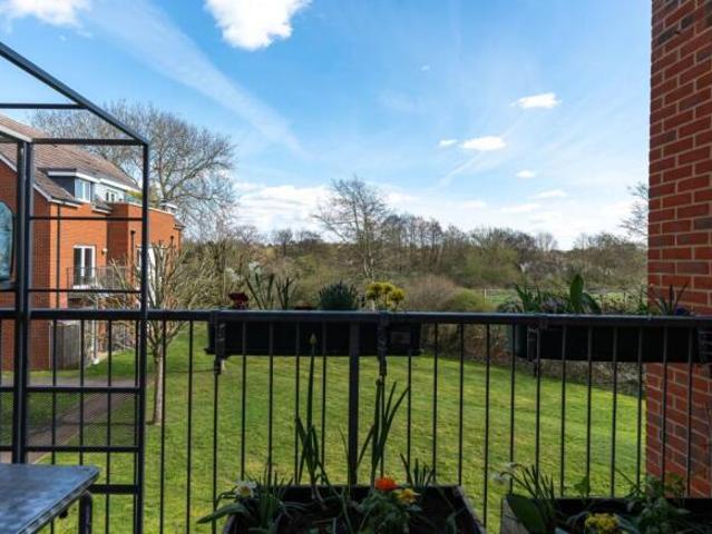 2 bedroom flat for sale in Egrove Close, OX1