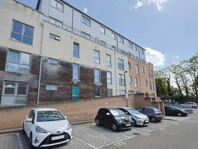 2 Bedroom Flat For Sale In Edgware, Middlesex