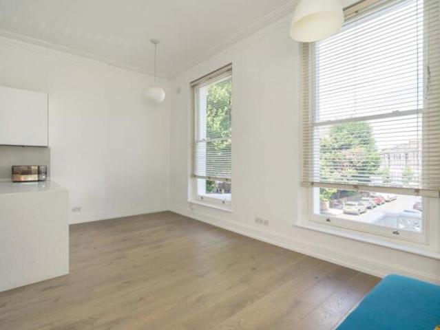 2 bedroom flat for sale in Elgin Avenue, London, W9