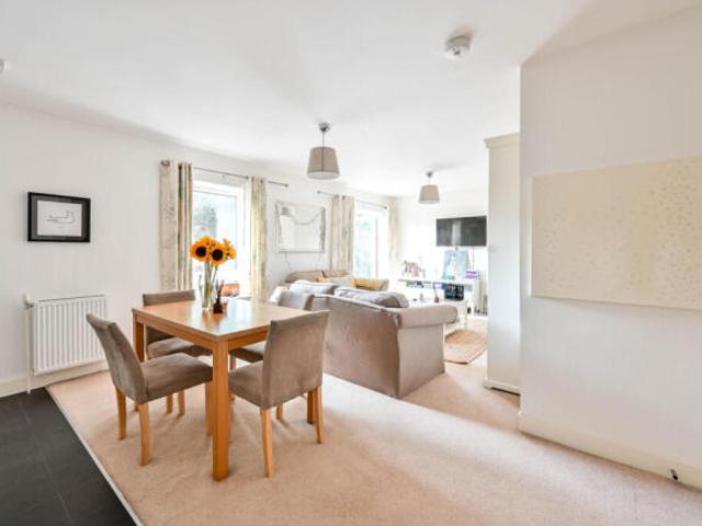 2 bedroom flat for sale in Elgin Gardens, Guildford, GU1