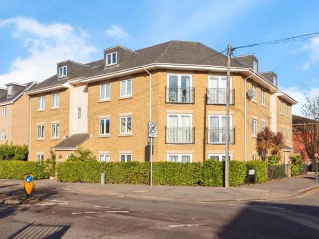 2 bedroom flat for sale in Elliman Avenue, SLOUGH, SL2