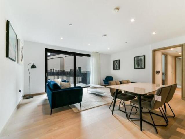 2 bedroom flat for sale in Embassy Gardens London SW11