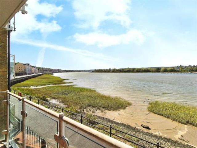 2 bedroom flat for sale in Esplanade, Rochester, Kent, ME1