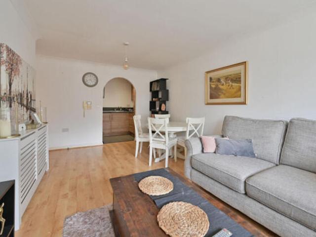 2 bedroom flat for sale in Evolution Court, Watford, WD25