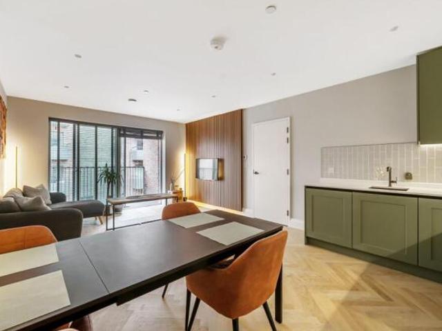 2 bedroom flat for sale in Explorer Way, London, NW7