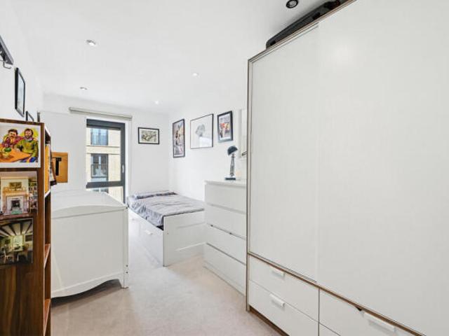 2 bedroom flat for sale in Eythorne Road, London, SW9