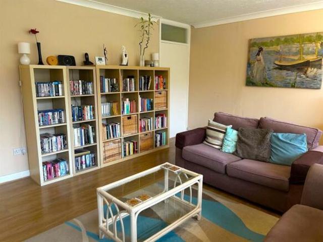 2 bedroom flat for sale in Fair Acres, Bromley, BR2
