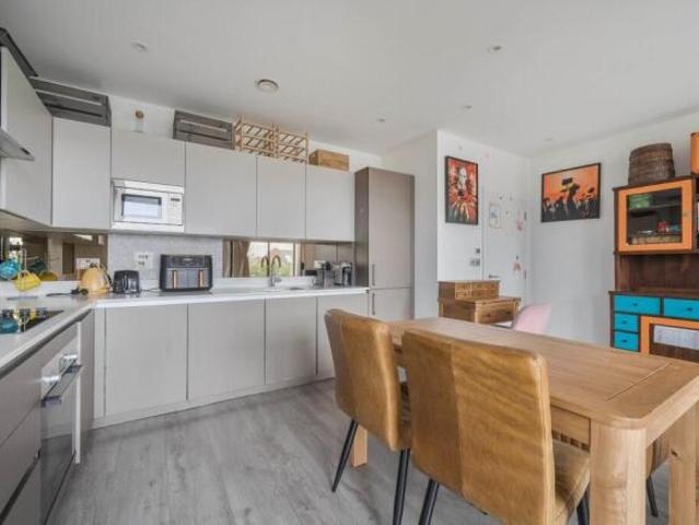 2 bedroom flat for sale in Fairbridge Road, London, N19